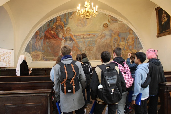 AULA REGIA :: www.karmeldj.cz